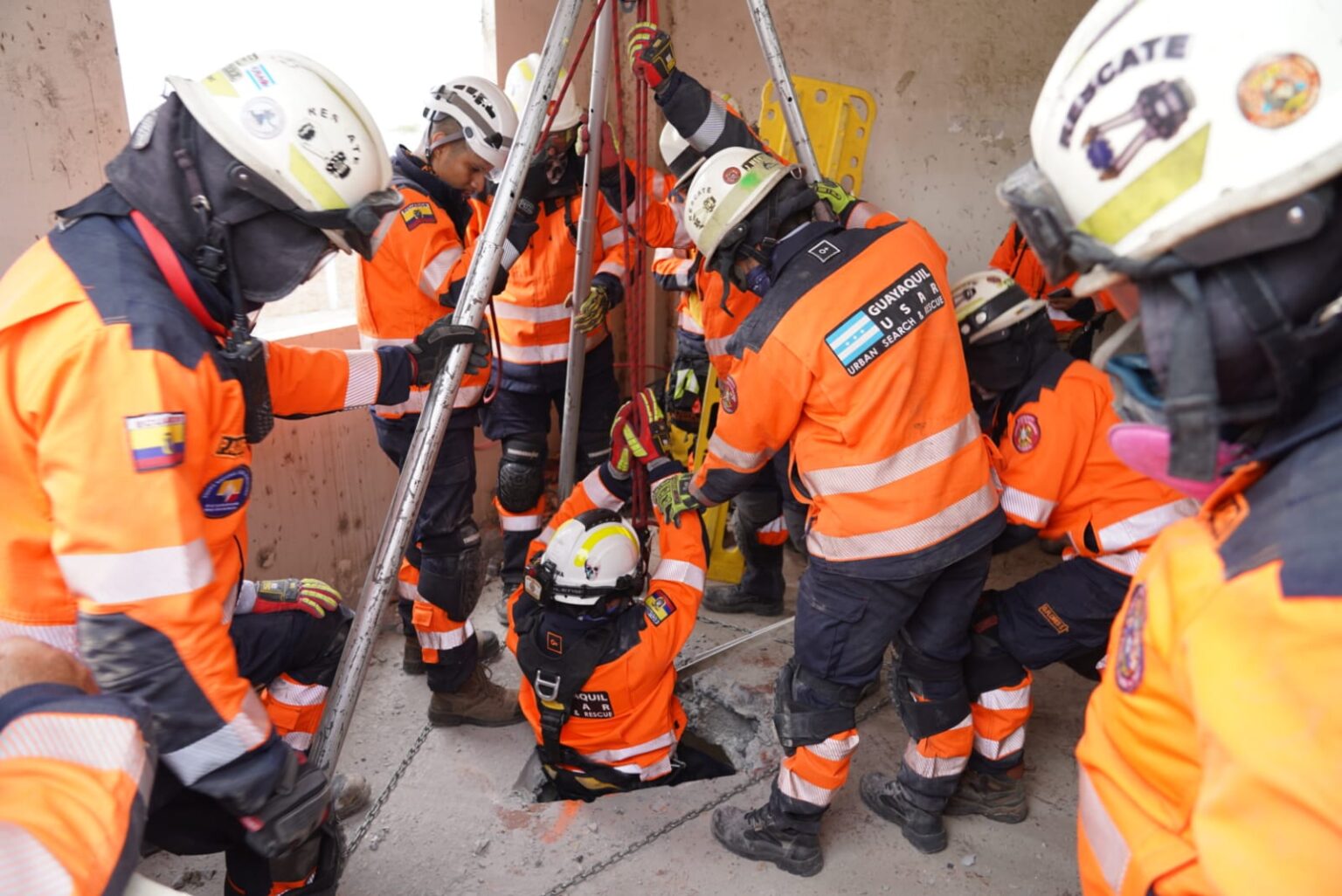 Ecuador cuenta con 558 rescatistas reacreditados para cumplir labores ...